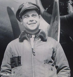 WWII Pilot Explains B-17 vs. B-24 - Veterans Breakfast Club